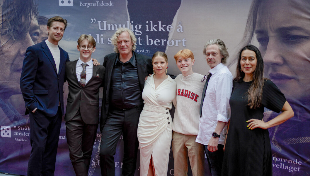 Søkkvått for kjendispublikum under utendørspremiere for "Krigsseileren" på Akershus festning